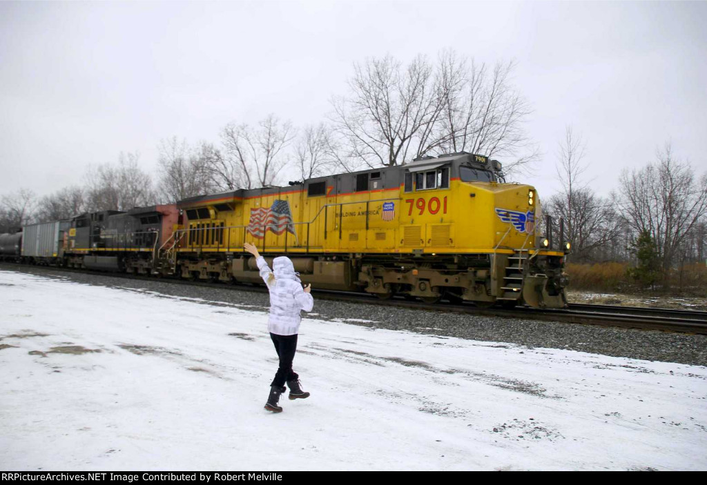 Enthusiastic railfan greets UP 7901 at CP382
